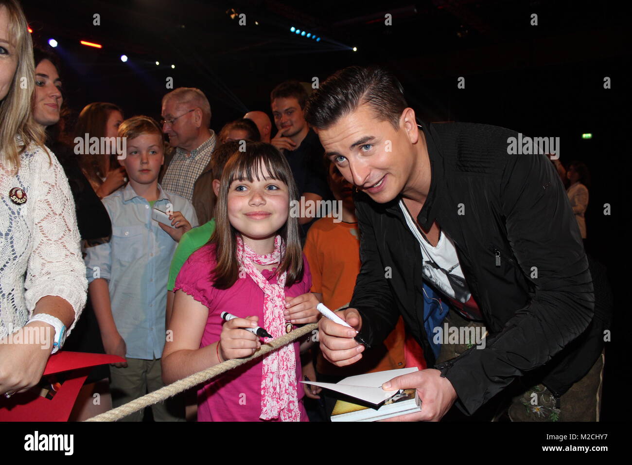 Das Mädchen Laura erhält ein Autogramm von Andreas Gabalier und darf ...
