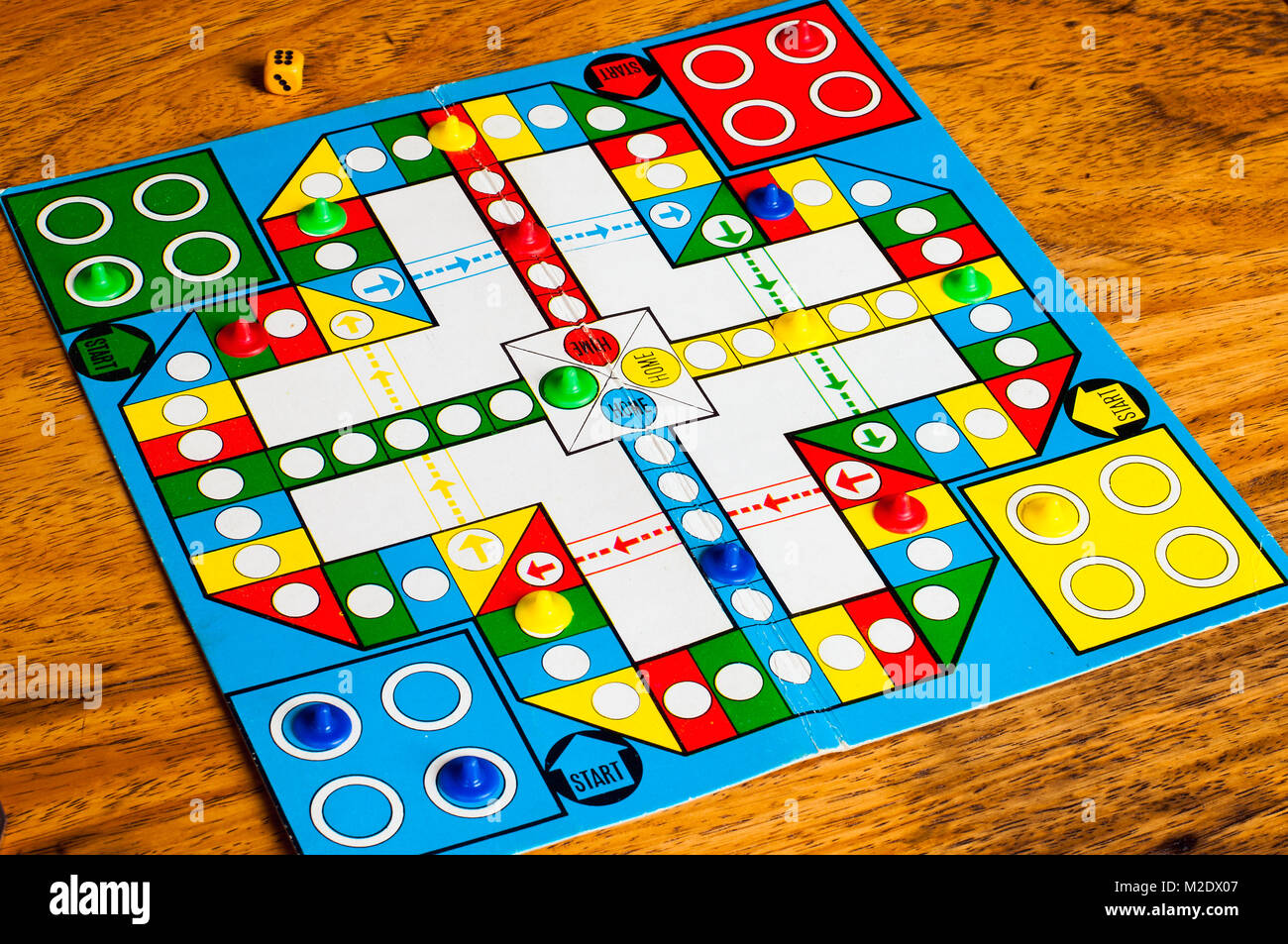 Retro ludo Board mit Token und Würfel in Einstellung Studio, Melbourne ...