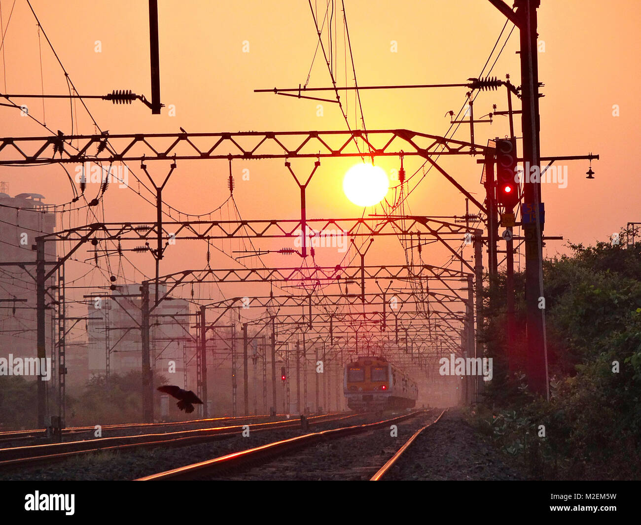 Abend Sonne durch urbanscape und komplizierten Netzwerk von Schienen ...