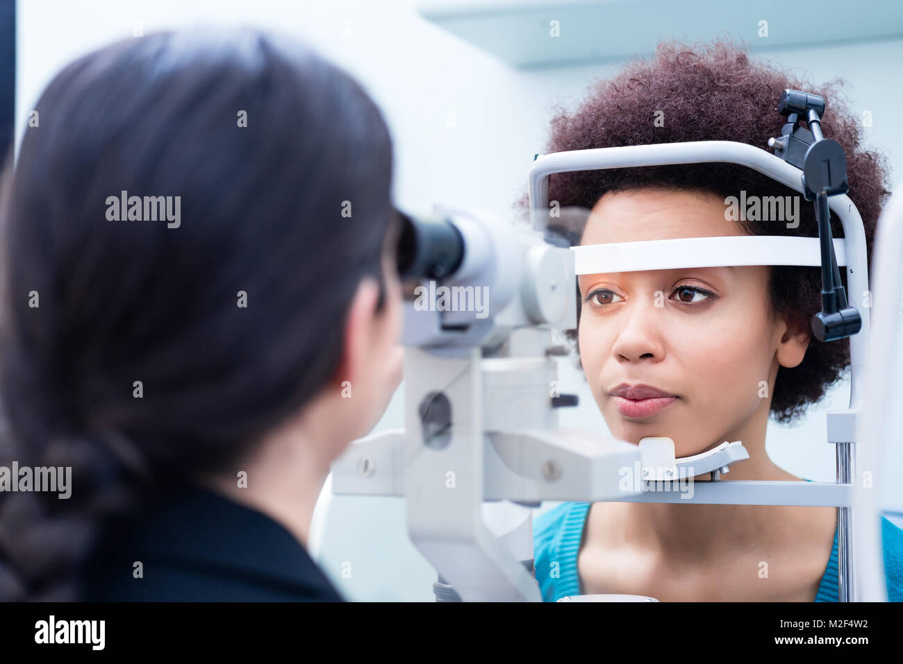 Ein optiker -Fotos und -Bildmaterial in hoher Auflösung – Alamy