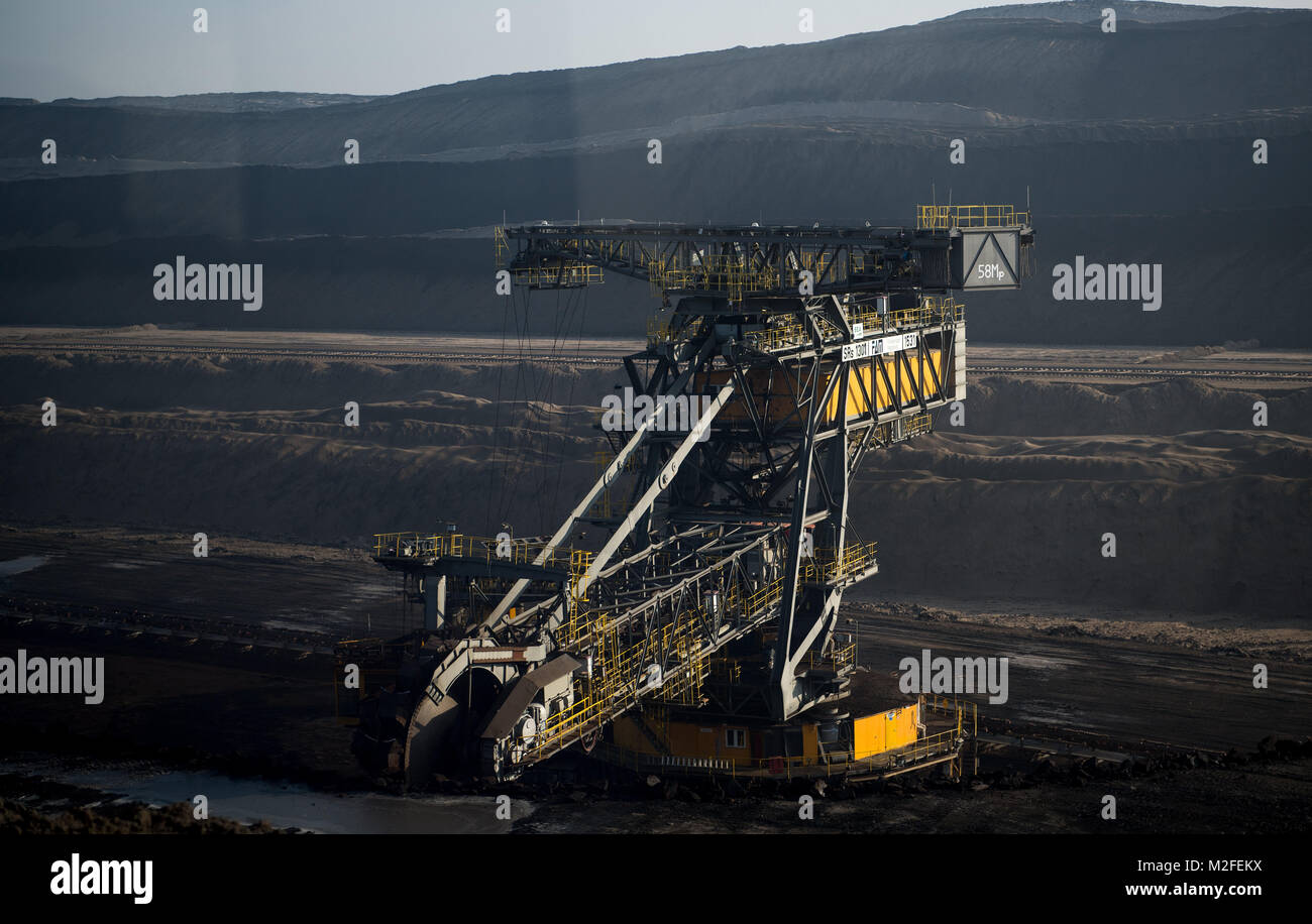 Boxberg, Deutschland. 07 Feb, 2018. Ein braun - Kohle Bagger produziert ...