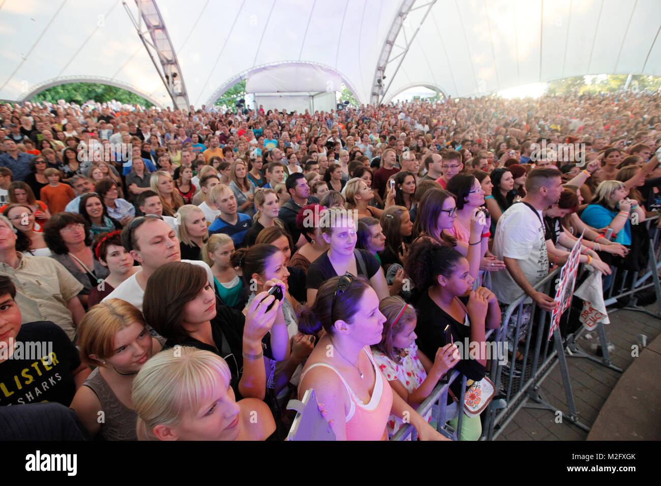 Die Berliner Band Culcha Candela beim "Open-Air"-Konzert im ...