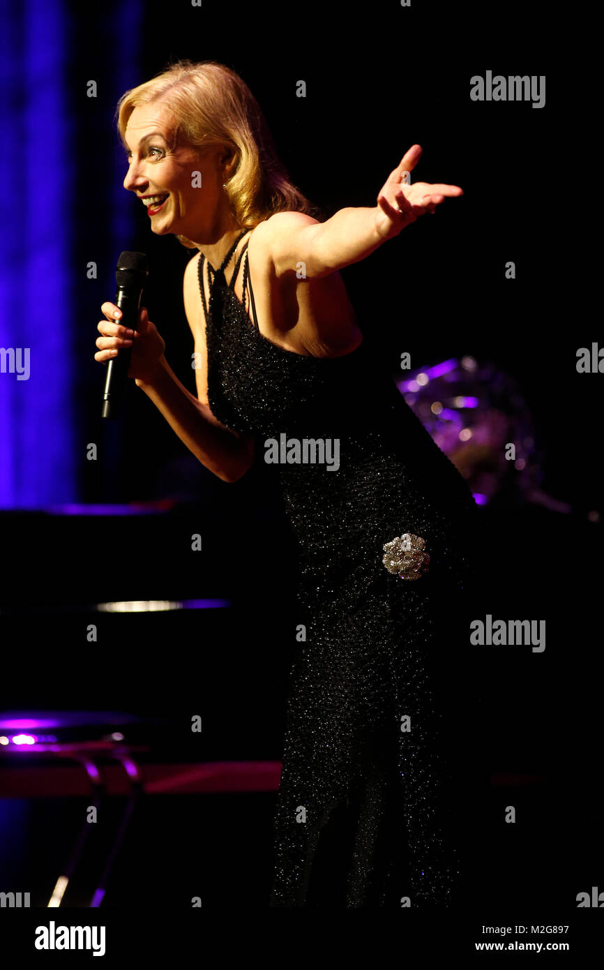 Ute lemper -Fotos und -Bildmaterial in hoher Auflösung - Seite 3 - Alamy