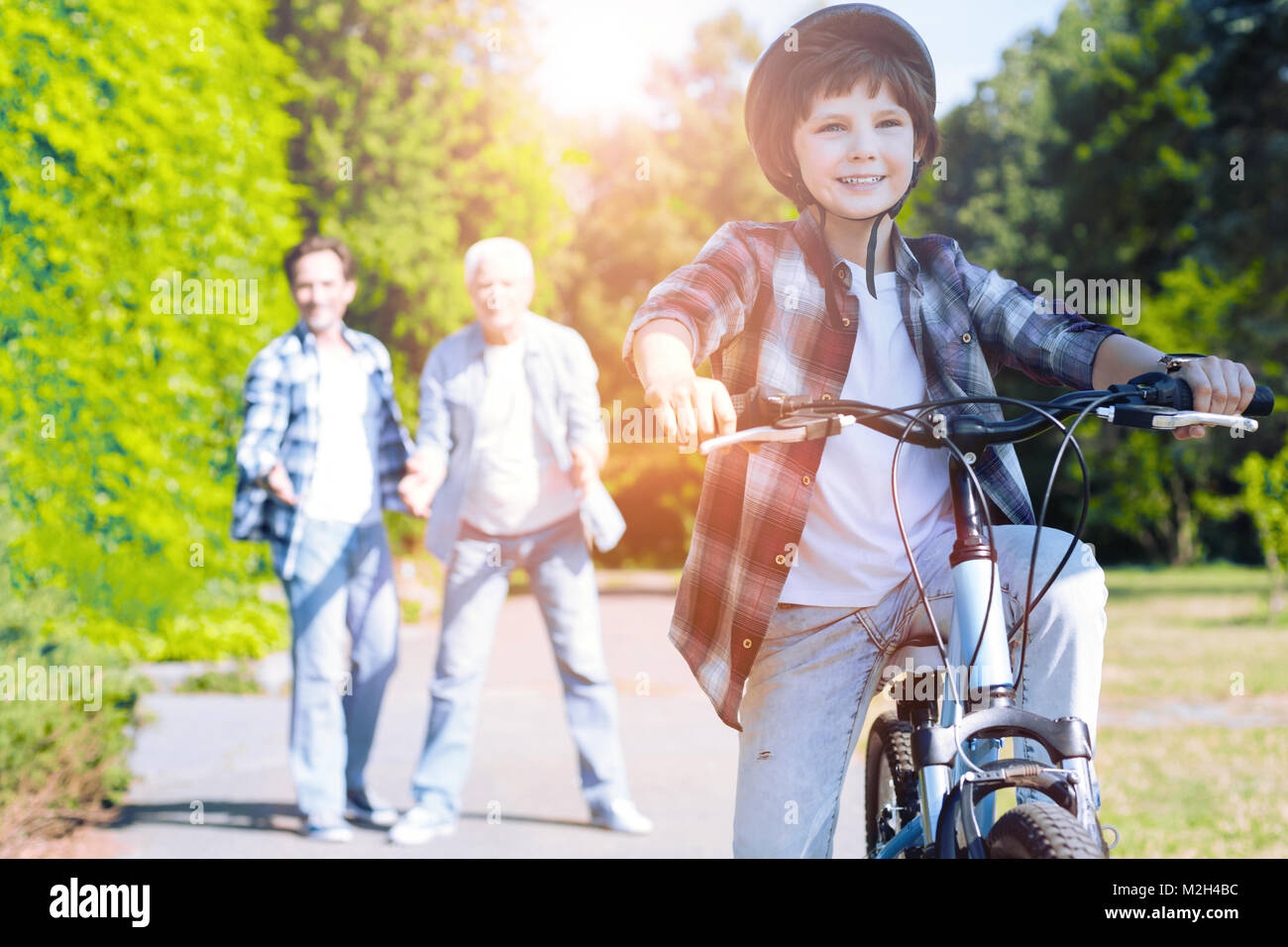 Kinder lernen Fahrrad im Freien zu reiten begeistert Stockfotografie - Alamy