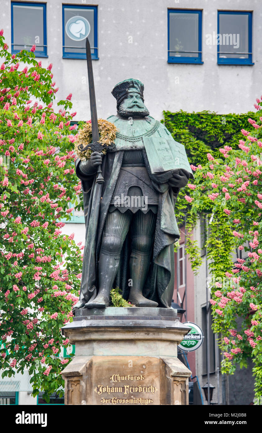 Kurfürst Johann Friedrich I. Statue, Rosskastanie Bäume in Blüte, am ...