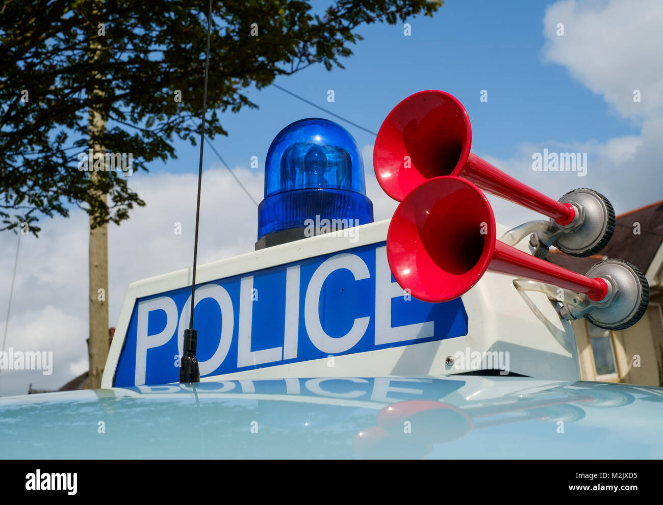 Polizei Schriftzüge auf beleuchteten Zeichen und zwei-ton Hörner auf ...