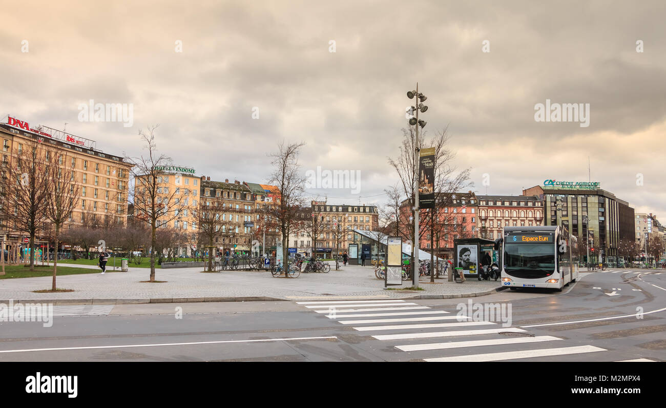 Straßburg, Frankreich, 28. Dezember 2017: Straße Atmosphäre auf dem ...