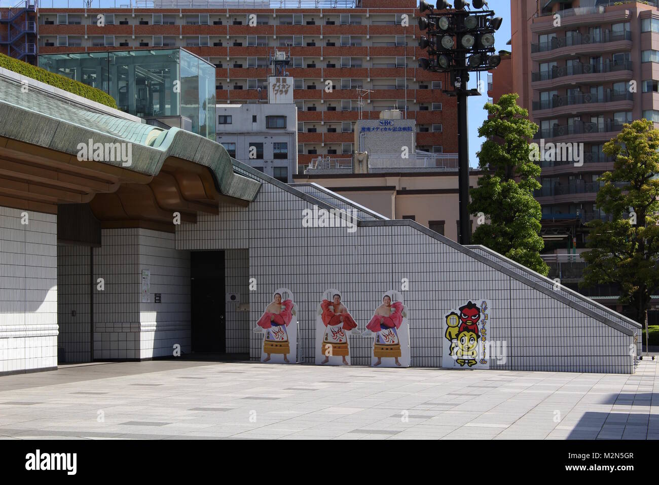 Einige Sumo-ringer Endo Shota Kopf im Loch Boards in Ryogoku Kokugikan ...