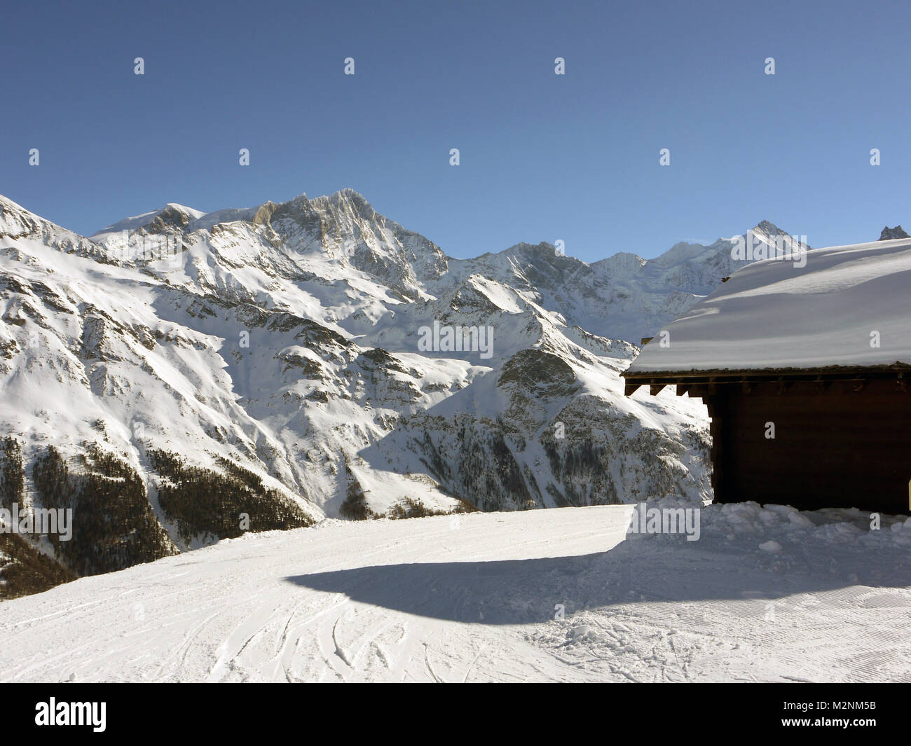 Winter Szenen im Schneesport Resort von Zinal im Kanton Wallis in der ...