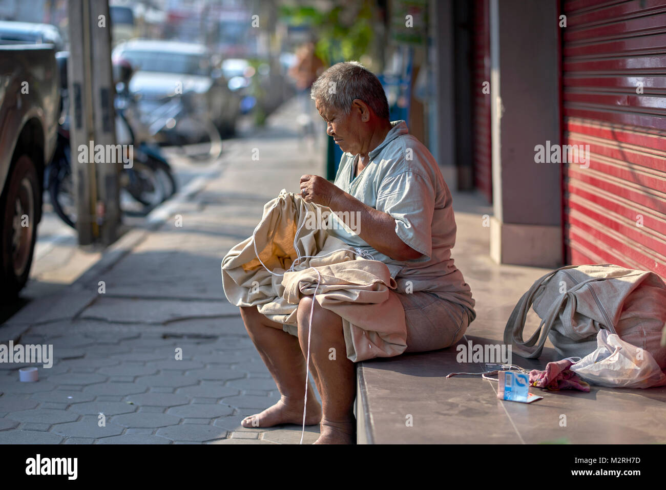 Weibliche barfuss -Fotos und -Bildmaterial in hoher Auflösung – Alamy