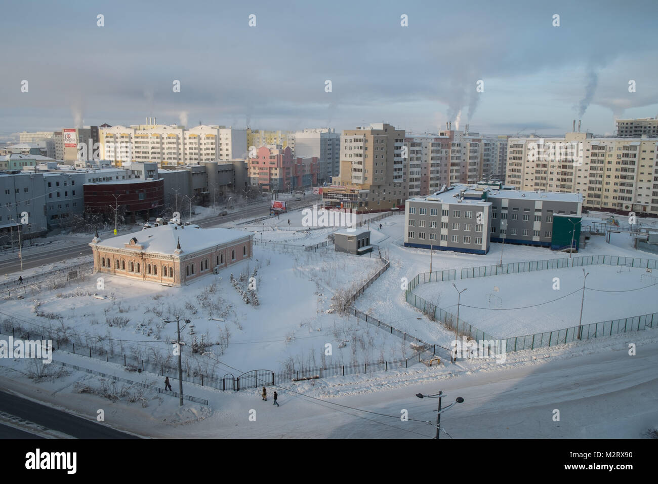 Gebäude in Jakutsk in Sibirien. Jakutsk ist die kälteste Stadt der Welt ...