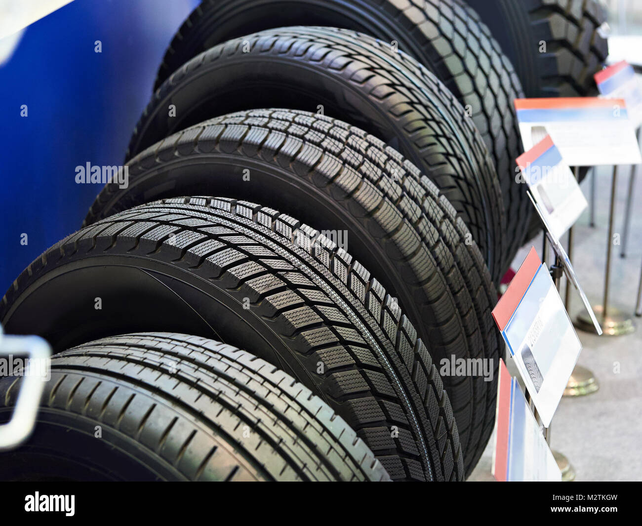 Neuer autoreifen -Fotos und -Bildmaterial in hoher Auflösung – Alamy