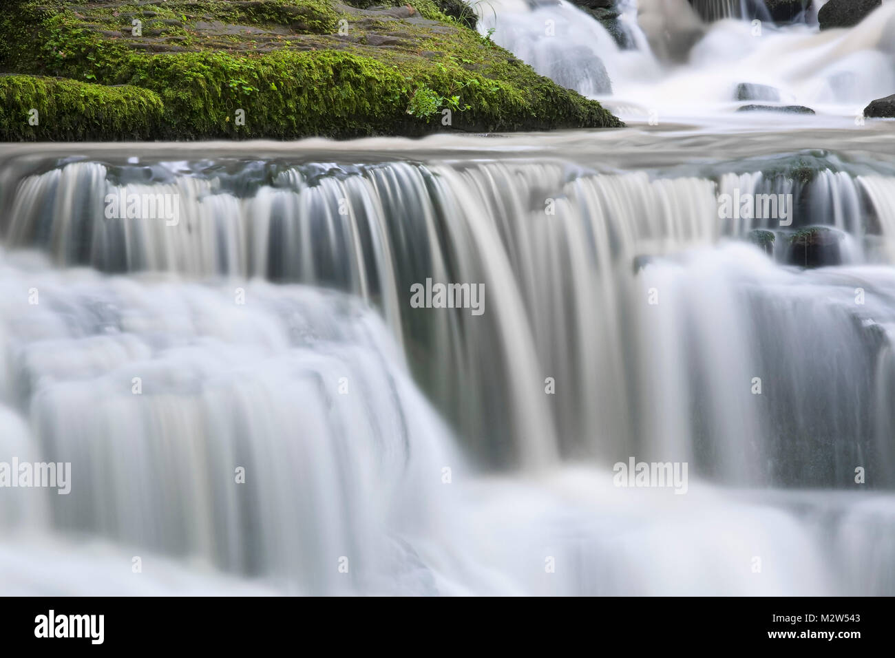Wasserfall im monbachtal -Fotos und -Bildmaterial in hoher Auflösung ...