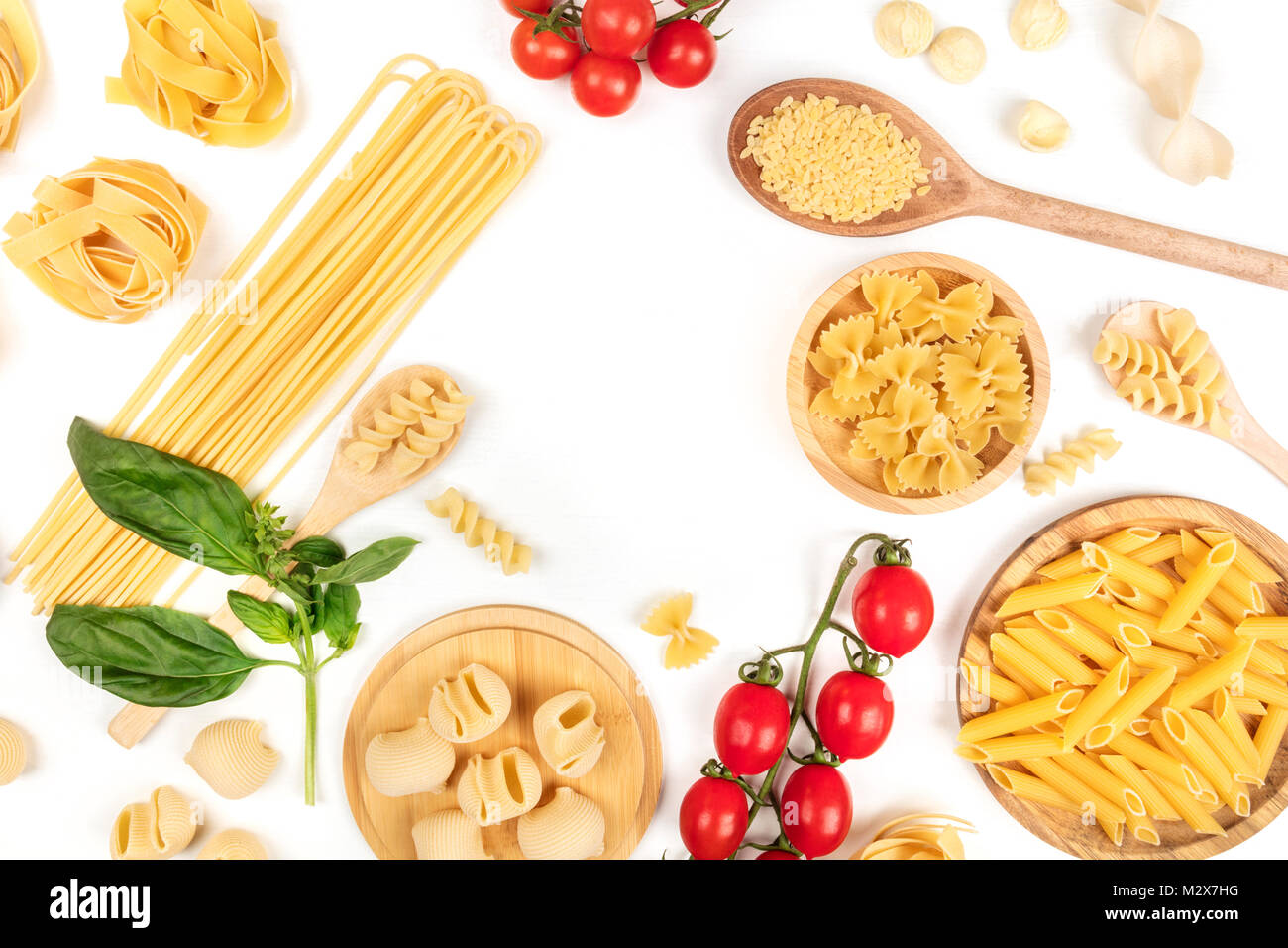 Overhead Foto von verschiedenen Arten von Pasta auf Weiß, bilden Rahmen ...