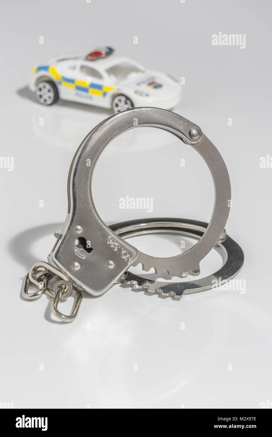 Spielzeug polizei auto handschellen -Fotos und -Bildmaterial in hoher ...