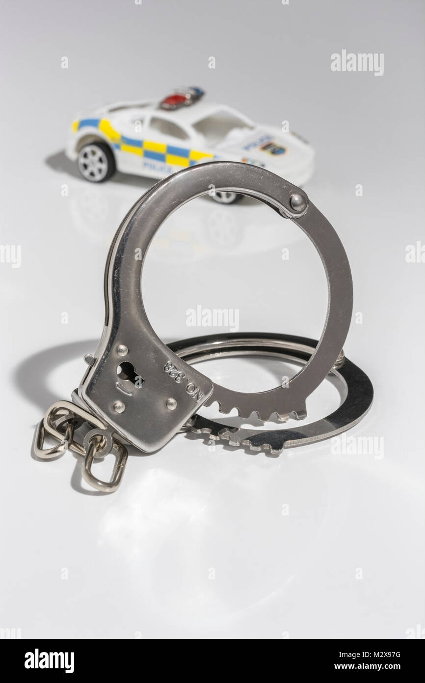 Spielzeug polizei auto handschellen -Fotos und -Bildmaterial in hoher ...