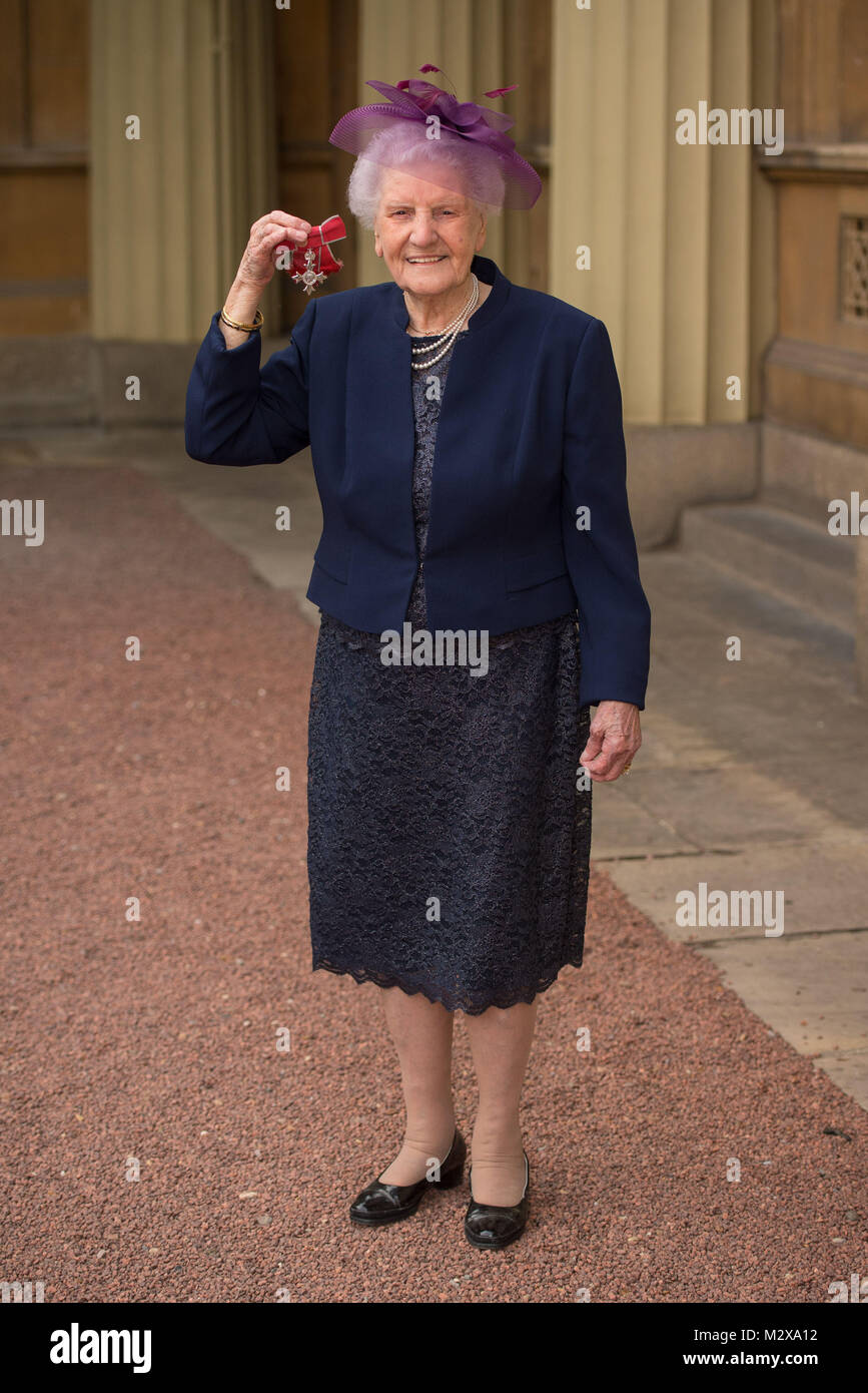 Majorie Maskrey mit Ihrem MBE Medaille nach einer ordensverleihung am ...