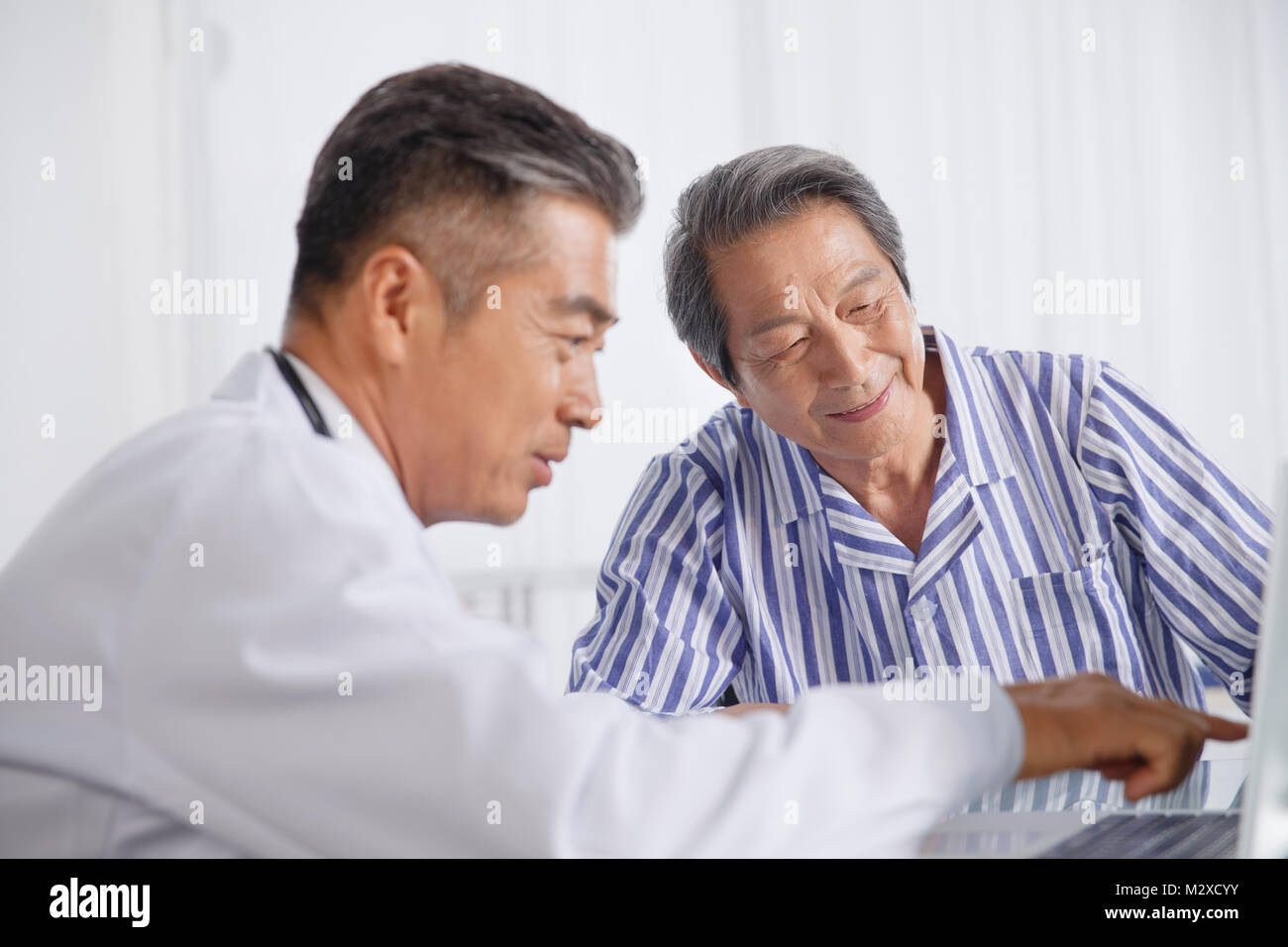 Der Arzt bei der Diagnose und Behandlung bei Patienten Stockfotografie ...