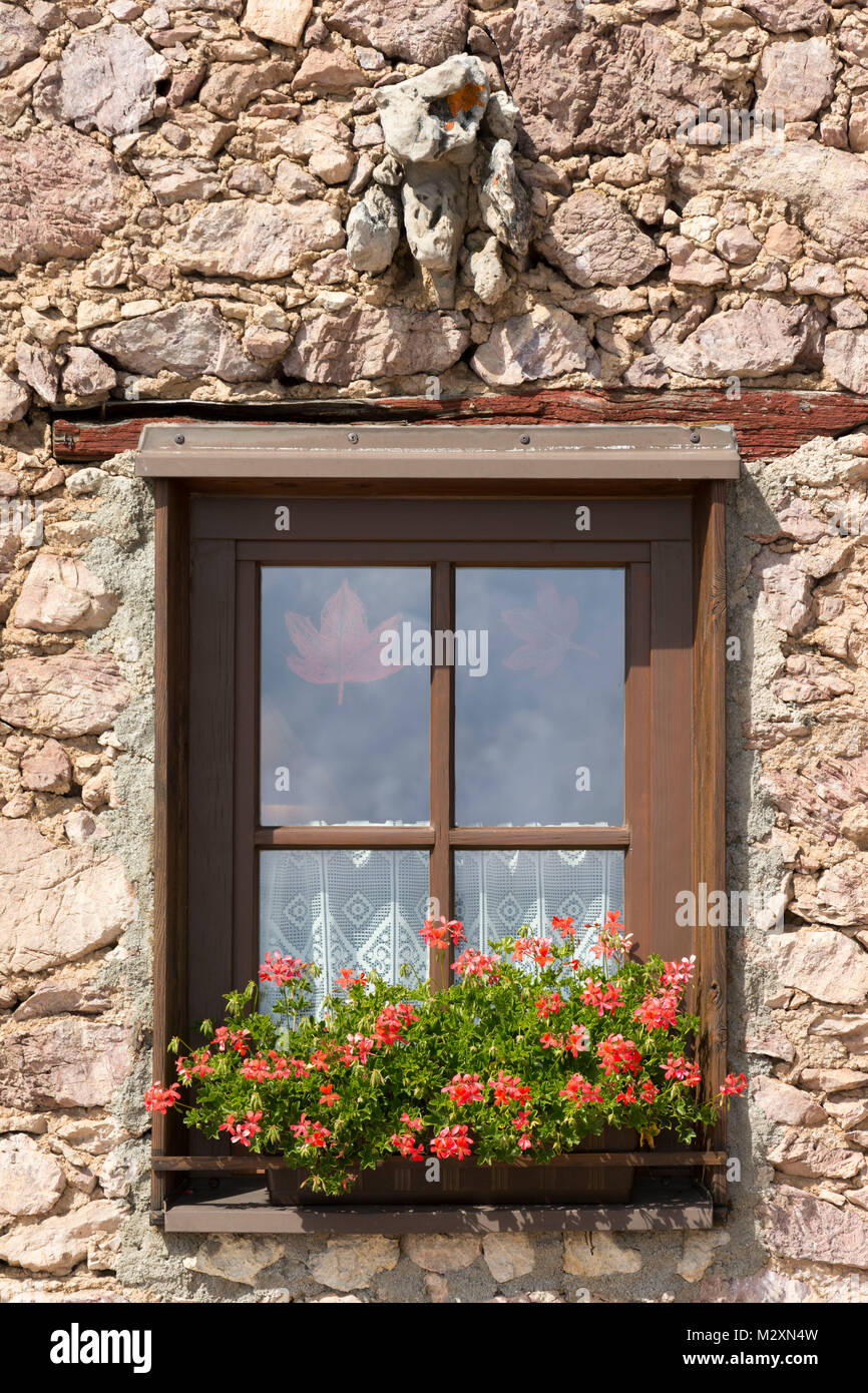 Alpine window box -Fotos und -Bildmaterial in hoher Auflösung – Alamy
