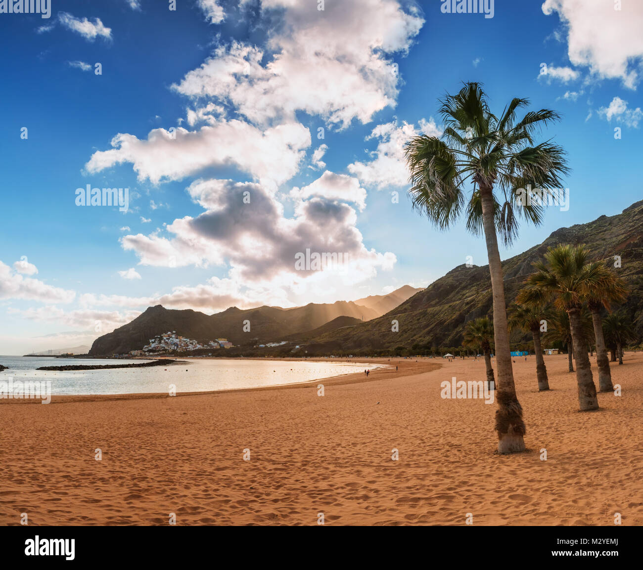 Sonnenuntergang am playa de las teresitas -Fotos und -Bildmaterial in hoher Auflösung – Alamy