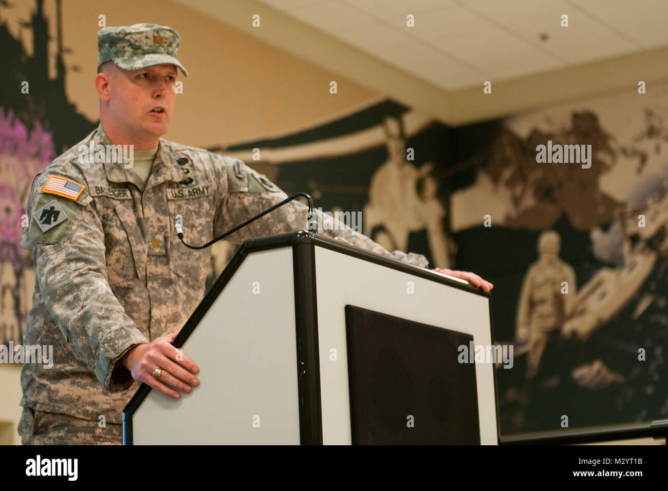NORMAN, Oklahoma - Maj. Andrew Ballenger von Norman, Okla., eingehende ...