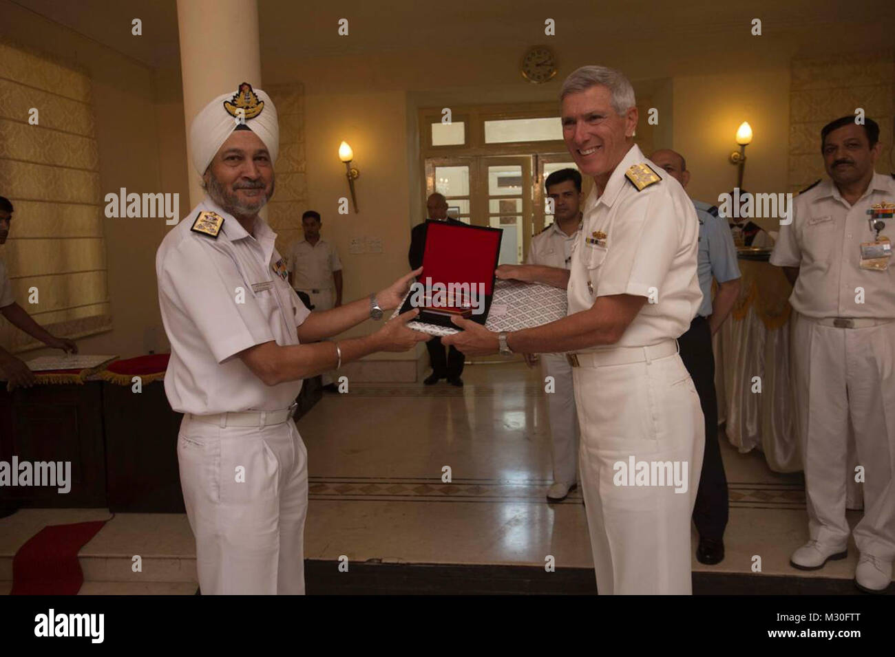 Adm. Locklear III, Kommandeur der US Pacific Command, Austausch mit ...