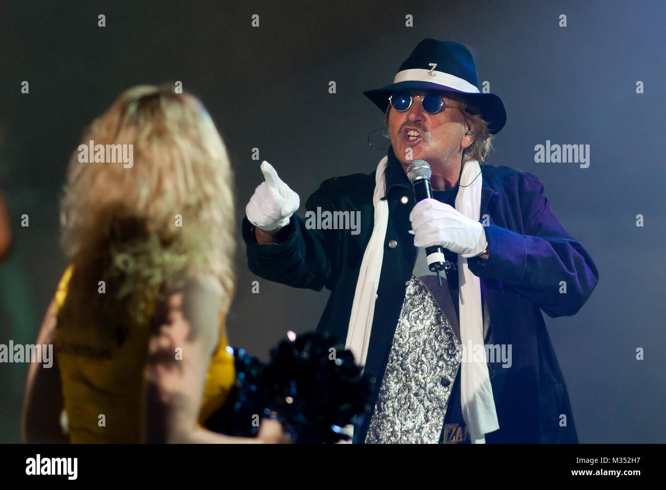 Frank Zander beim KISS-CUP neu geladen - Promis kicken beim Kultevent ...