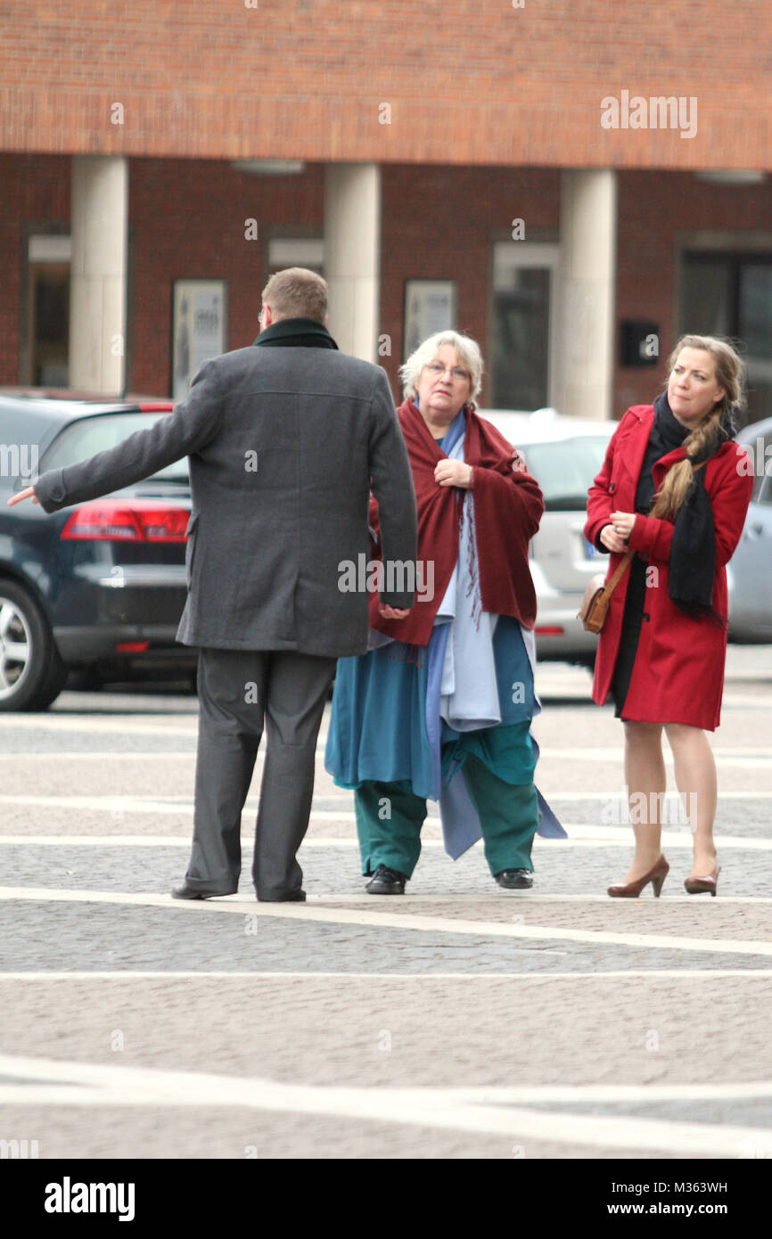 Eva Maria Pfaff (Blauer Hosenanzug) mit Tochter Johanna (Rot) und Sohn ...