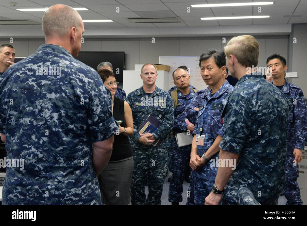 Us-amerikanische, japanische senior Marineoffiziere tour 7 Flotte ...