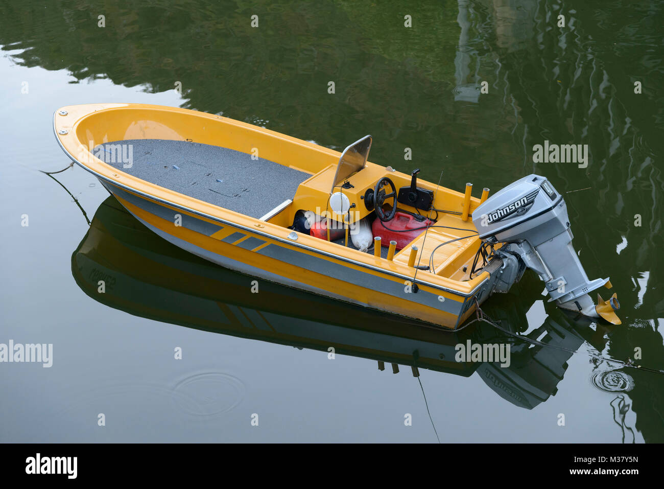 Kleines glasfaserboot -Fotos und -Bildmaterial in hoher Auflösung – Alamy