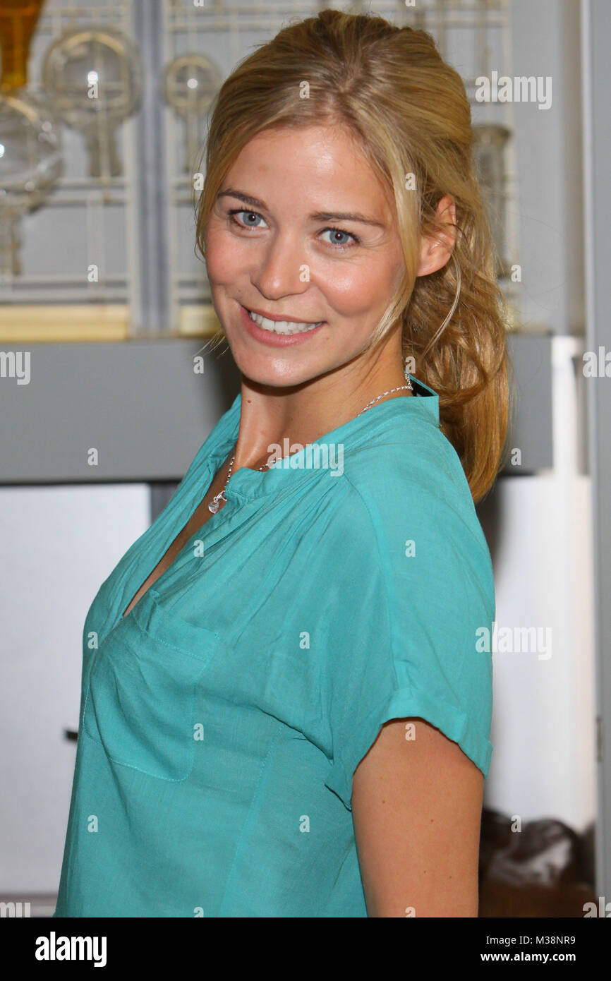 Jessica Ginkel, Filmset der Lehrer, RTL Chemieraum Schule, Koeln ...
