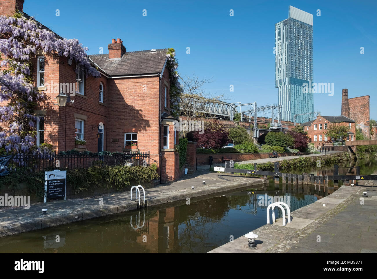 Herzöge Lock, Lock Keepers Cottage und Beetham Tower, Rochdale Canal ...