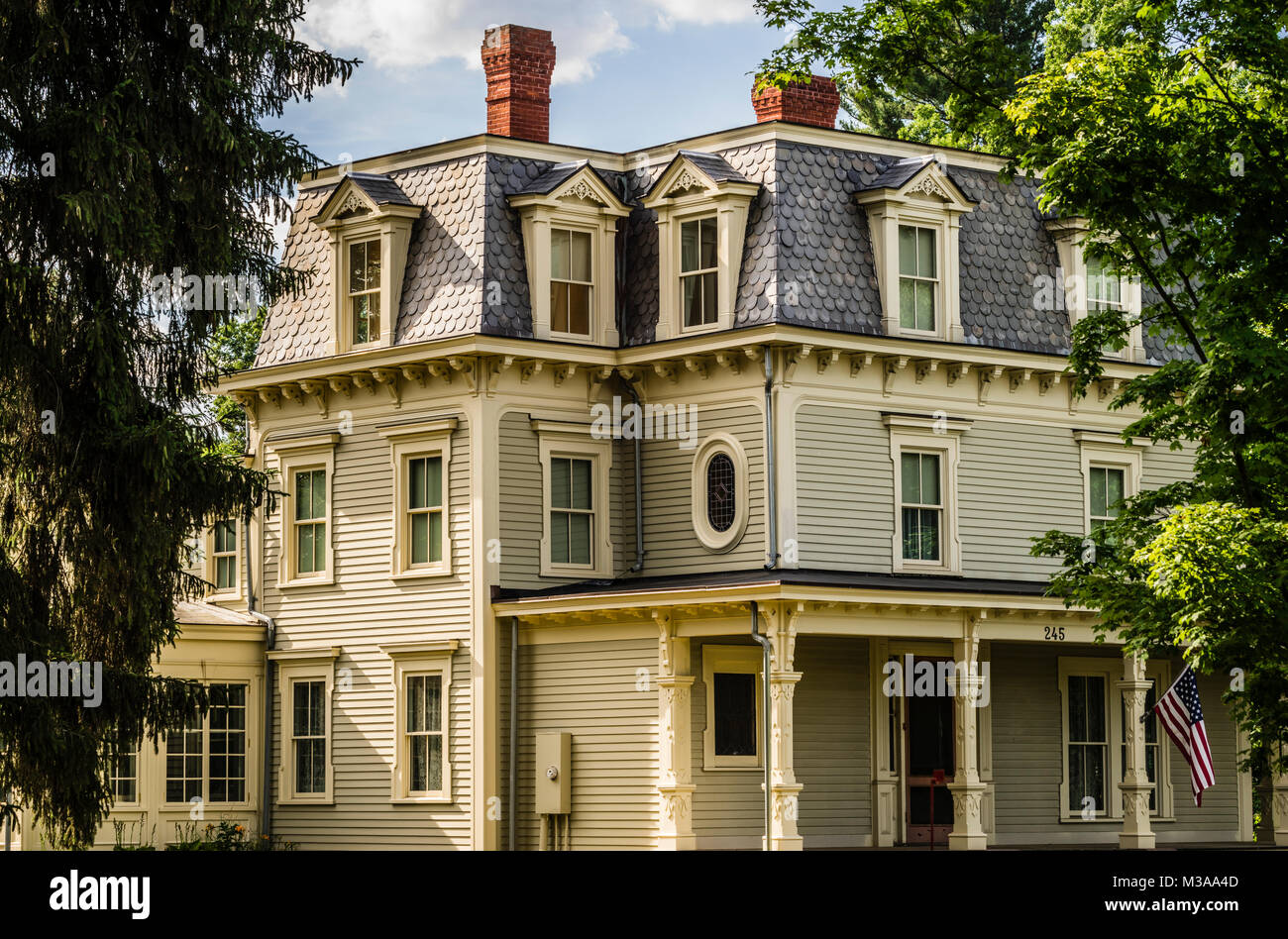 Mansard roof -Fotos und -Bildmaterial in hoher Auflösung – Alamy