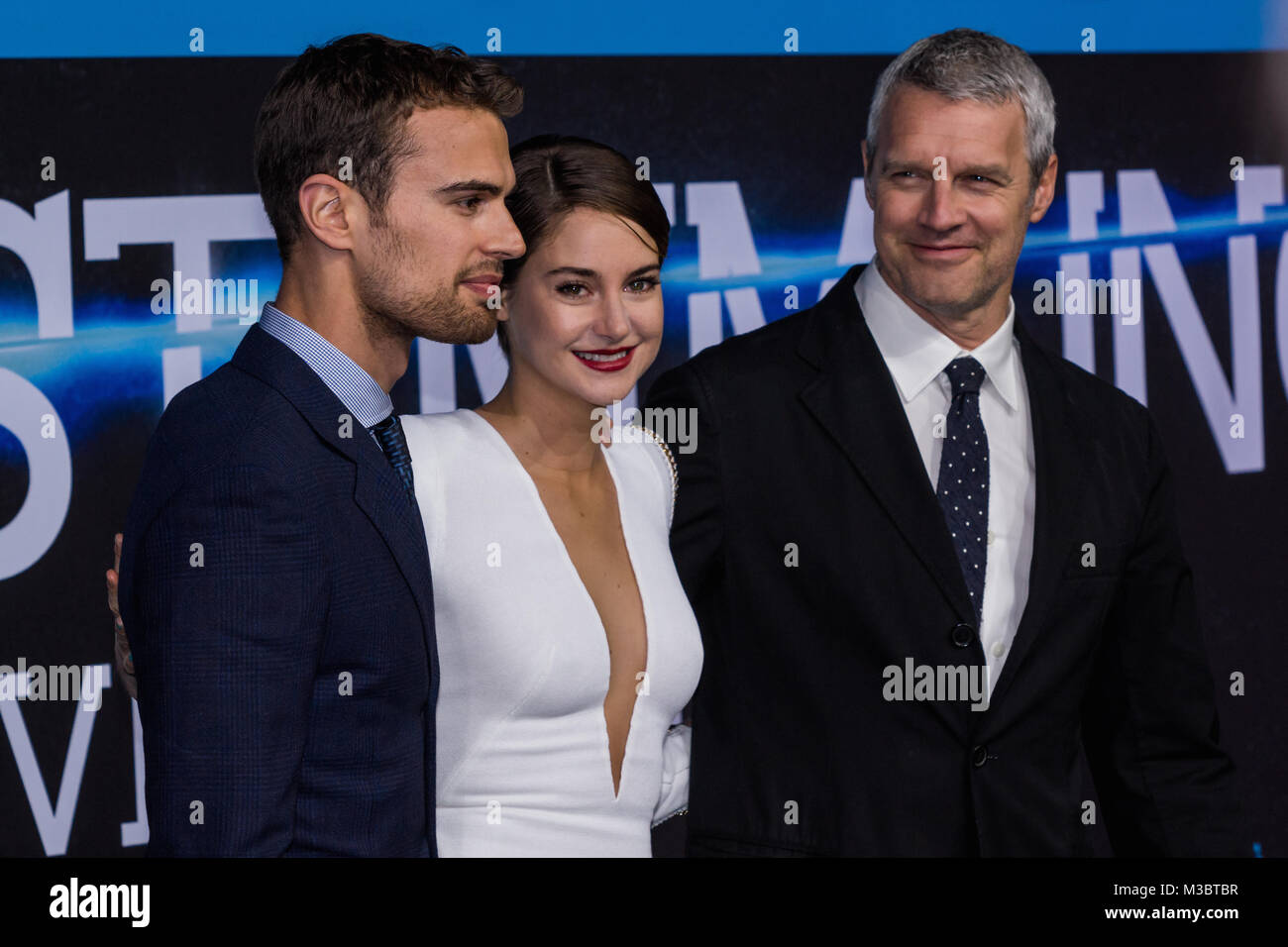 Theo James, Shailene Woodley und Neil Burger mit dem Schwarzen Teppich ...