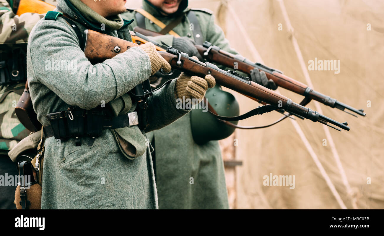 Zwei deutsche Soldaten des Zweiten Weltkrieges mit Mauser Gewehre in ...