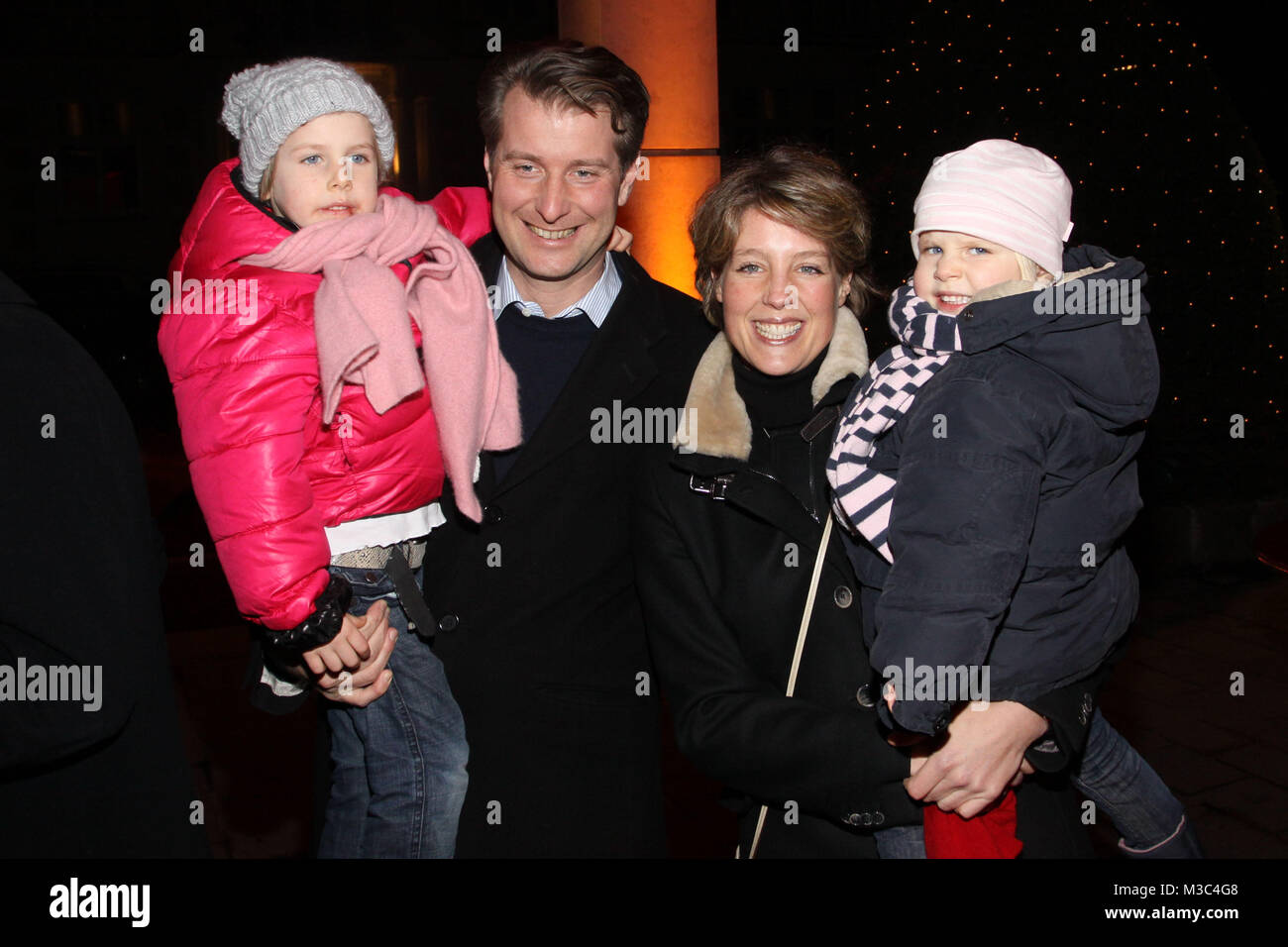 Christina Block mit Mann Stephan Hensel und Toechtern Greta (3) und ...