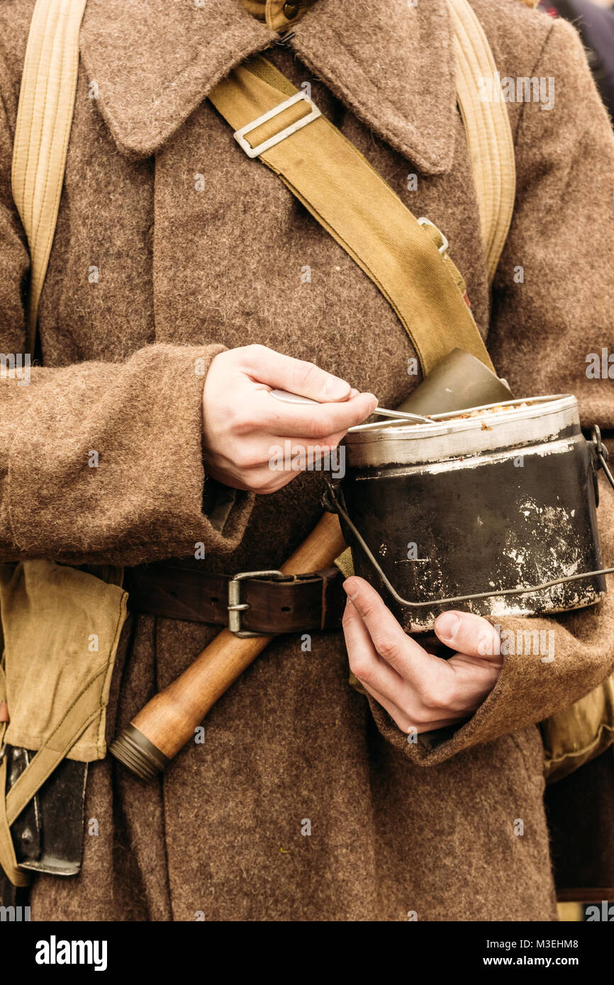 Topf für Lebensmittel in den Händen eines sowjetischen Soldaten ...