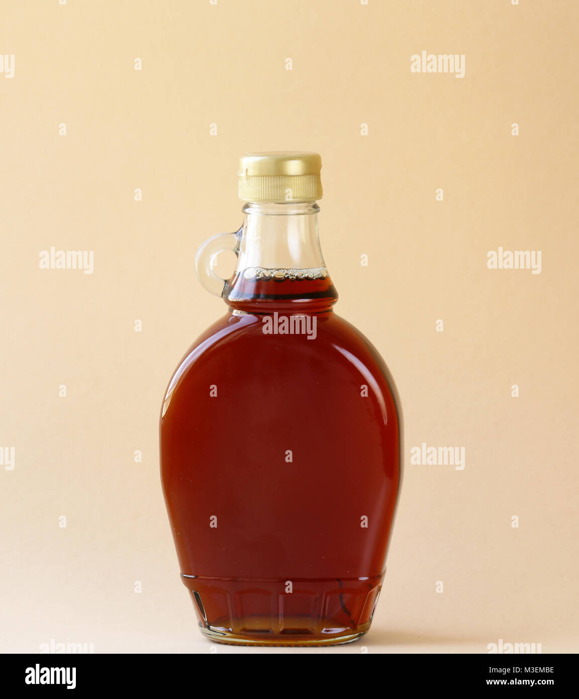 Ahornsirup in einer flasche -Fotos und -Bildmaterial in hoher Auflösung ...