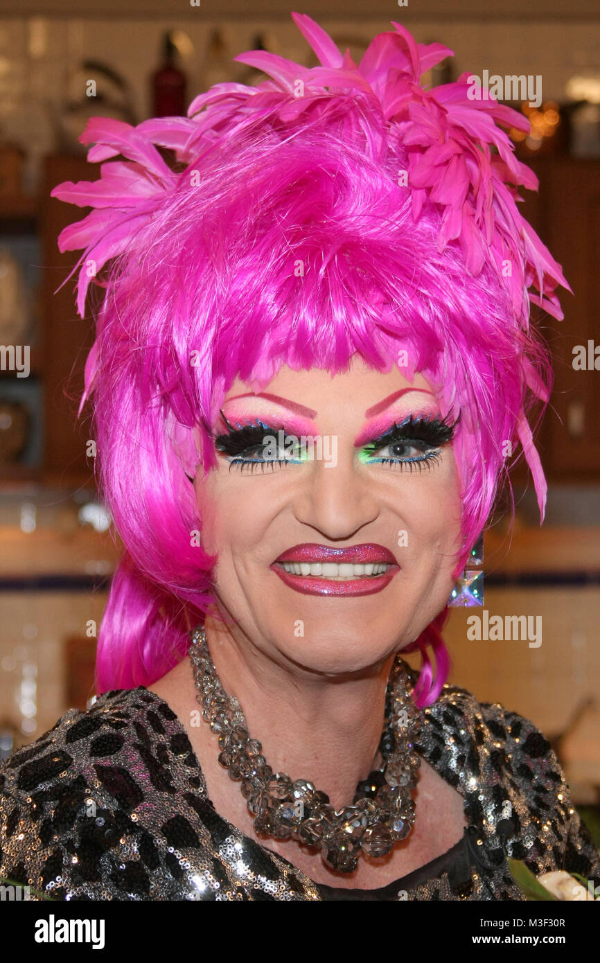 Drag queen olivia jones -Fotos und -Bildmaterial in hoher Auflösung – Alamy