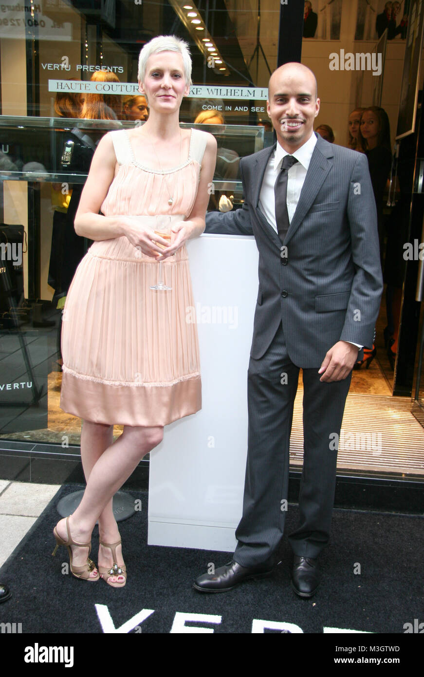 Vertu Store am Neuen Wall präsentierte das neue Vertu Ascent Ferrari ...