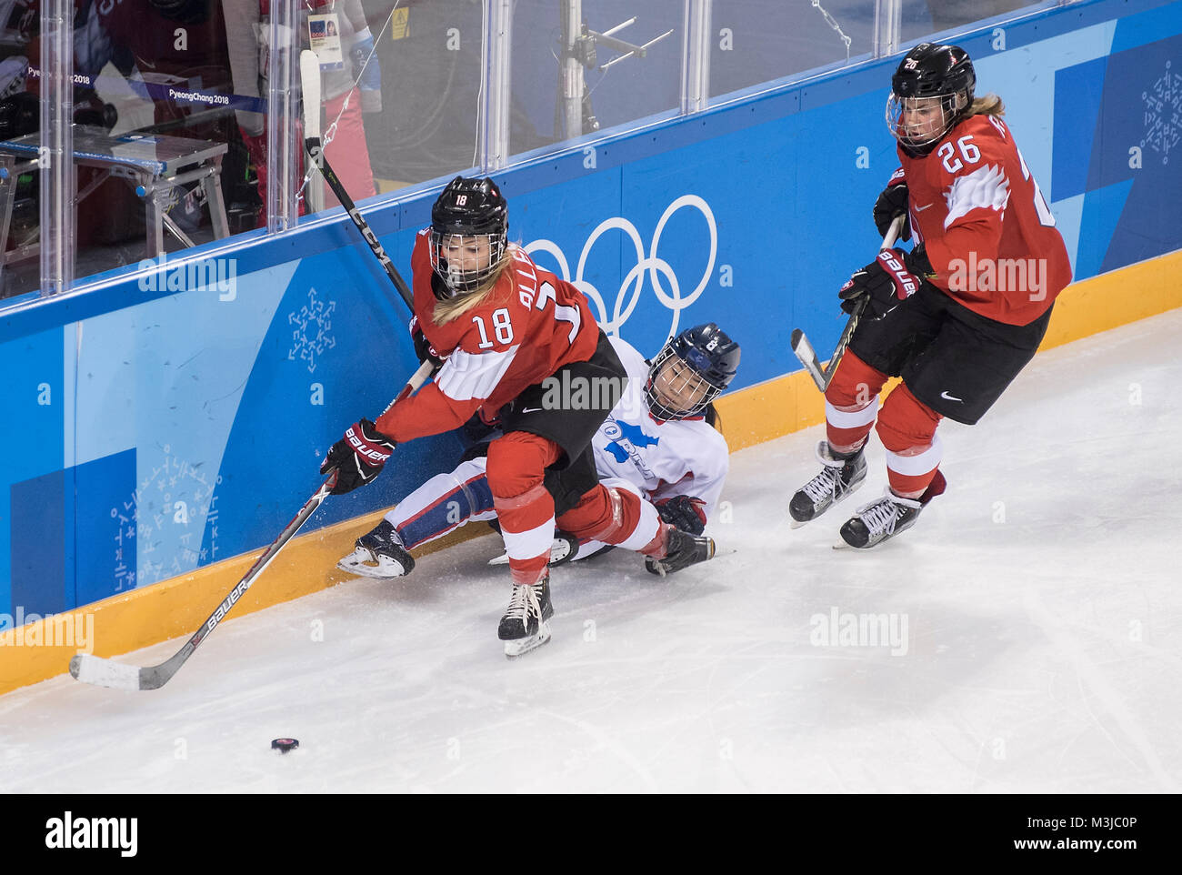 Aktion, zweikämpfe an der Bande mit Tess ALLEMANN, links, SUI, und ...
