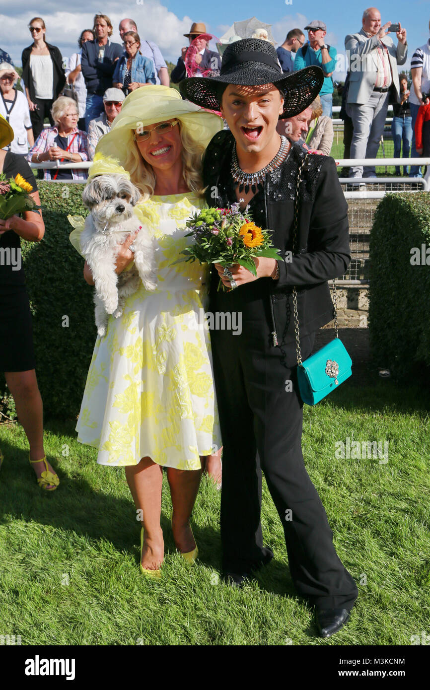 Carola Rau mit Hund Daisy mit Julian F.M. Stueckel, Audi Ascot Renntag ...