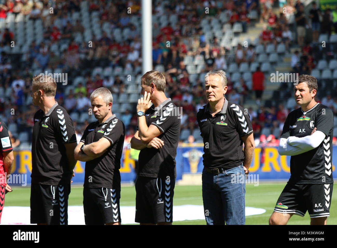 Das Trainerteam des SC Freiburg mit Chefcoach Trainer Christian Streich ...