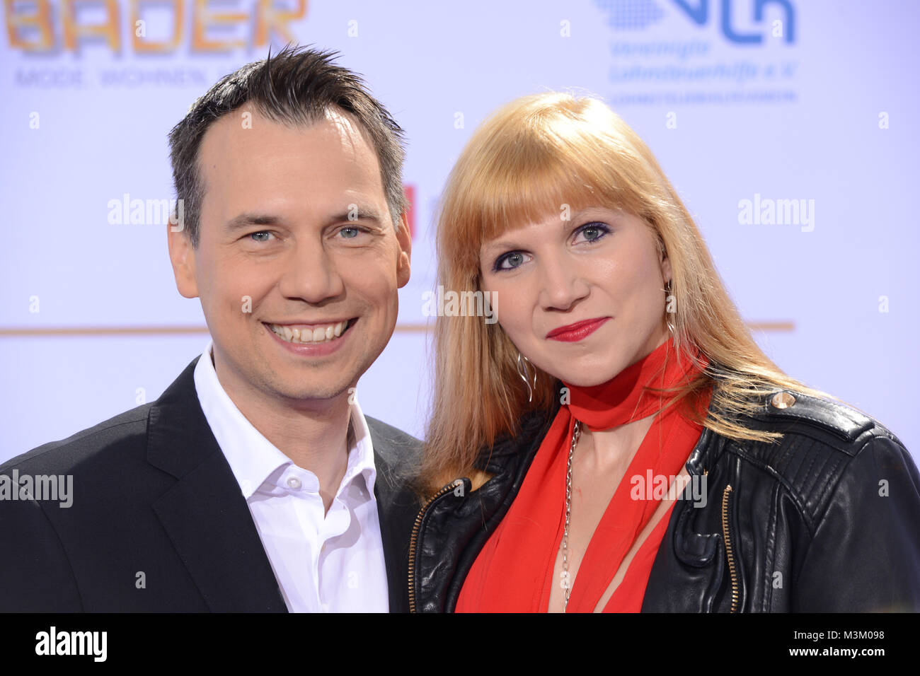 Der n. Sebastian Fitzek mit seiner Frau Sandra im Portraet auf dem ...