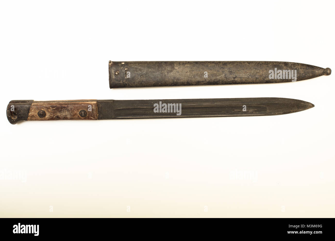 Alten Bajonett mit einem stells Ummantelung der Waffe auf einen weißen ...