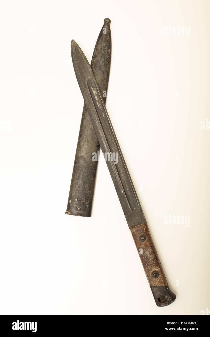 Alten Bajonett mit einem stells Ummantelung der Waffe auf einen weißen ...