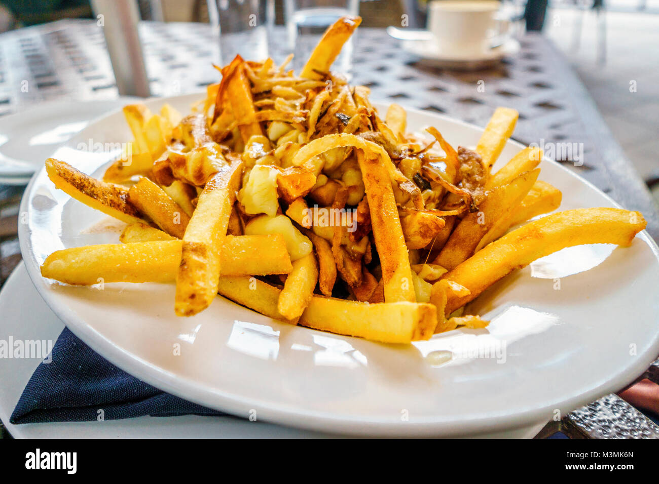 Pommes frites käse quark braun soße poutine -Fotos und -Bildmaterial in ...