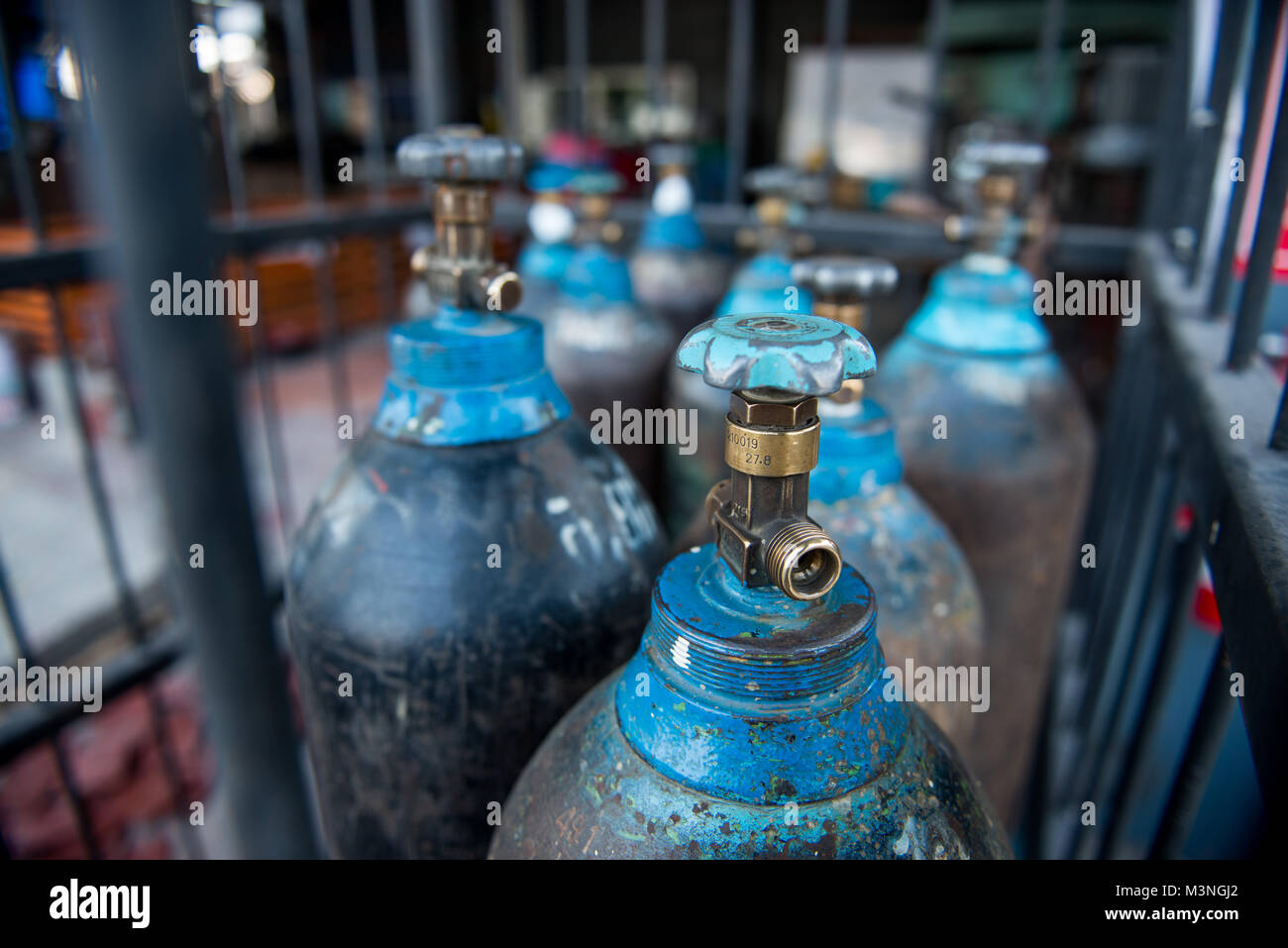 Stickstoff Gas Tank und das Ventil in die Lagerung Stockfotografie - Alamy
