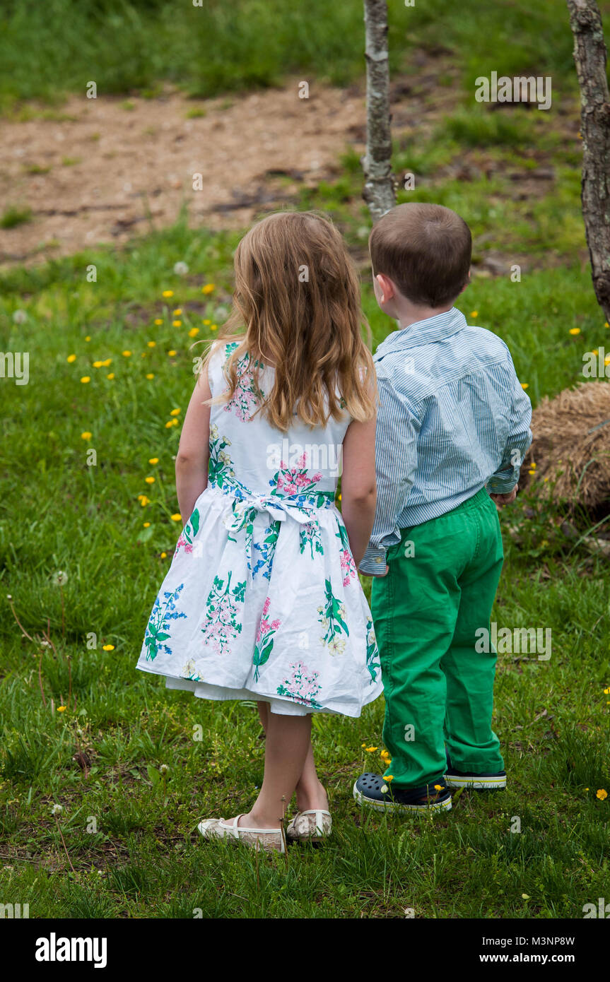 Junge und mädchen nebeneinander -Fotos und -Bildmaterial in hoher ...