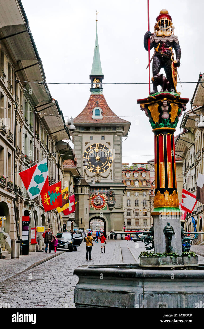 Brunnen mit Skulptur und Zeitglockenturm Zytglogge in regnerischen Tag ...